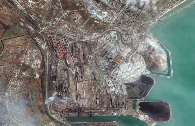 Radio Citta' Futura - Bombe anti-bunker su Azovstal. Denunce di fosse ...